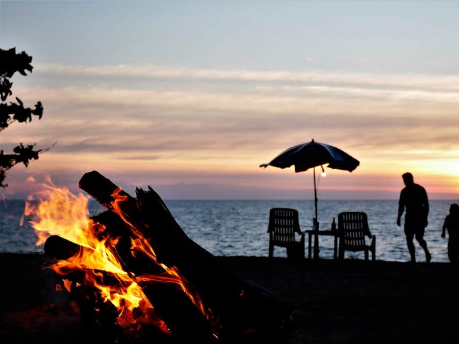 Na praia, guarda-sóis, toalhas de praia, bar na praia
