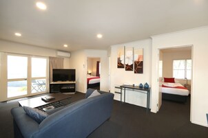 Suite Superior, 2 quartos | Sala de estar | Televisor LCD, leitor de DVD 