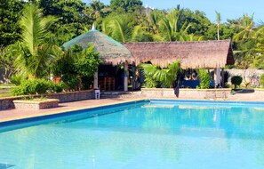 Piscina exterior, guarda-sóis, espreguiçadeiras 