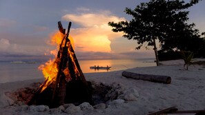 Uma praia privada, praia de areia branca, espreguiçadeiras 