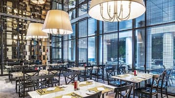4 restaurantes, pequenos-almoços servidos, cozinha internacional