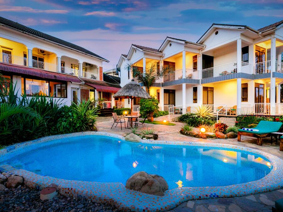 Piscina exterior, guarda-sóis, espreguiçadeiras