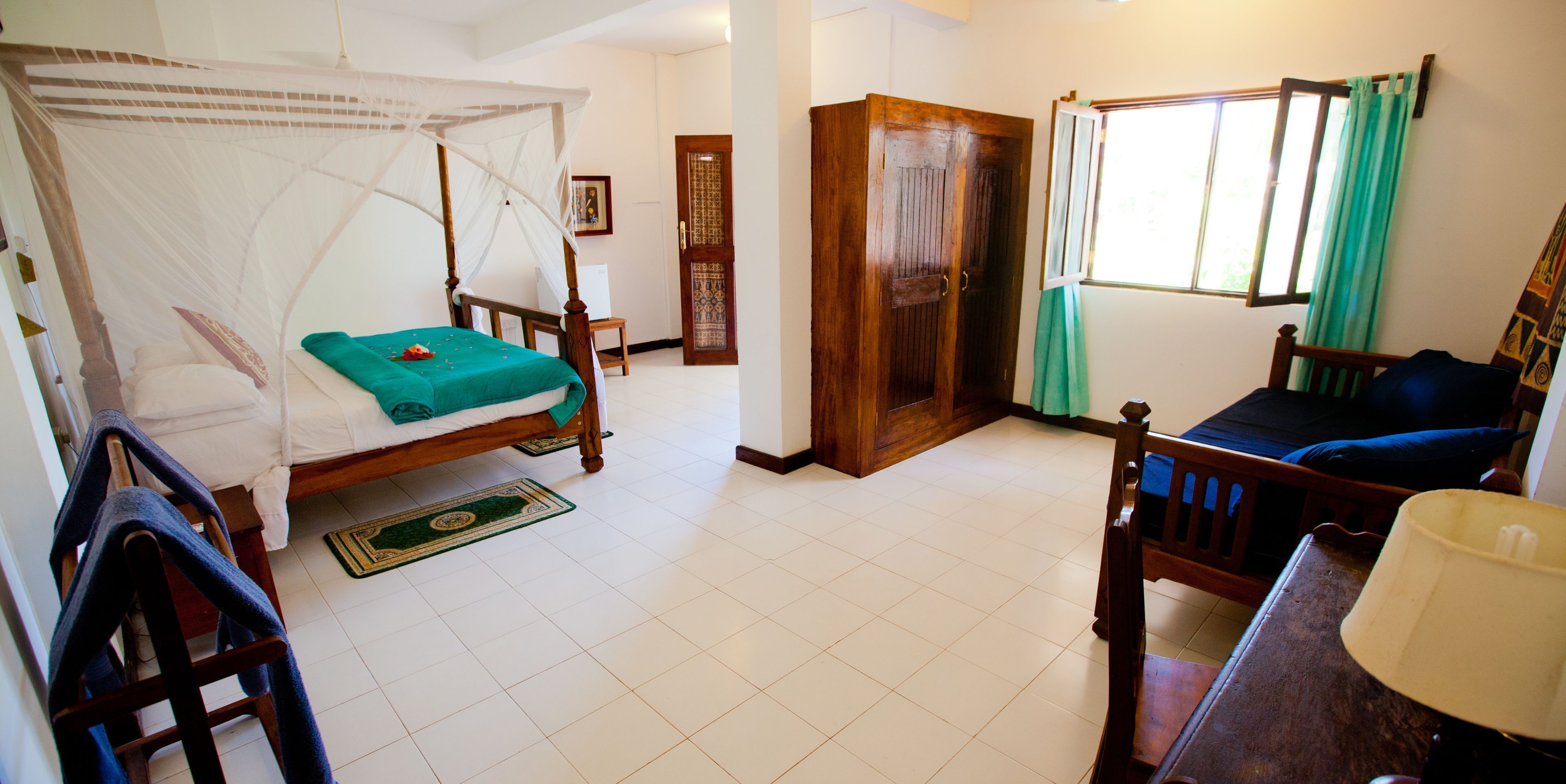 Cofre no quarto, secretária, Wi-fi grátis, roupa de cama fornecida 