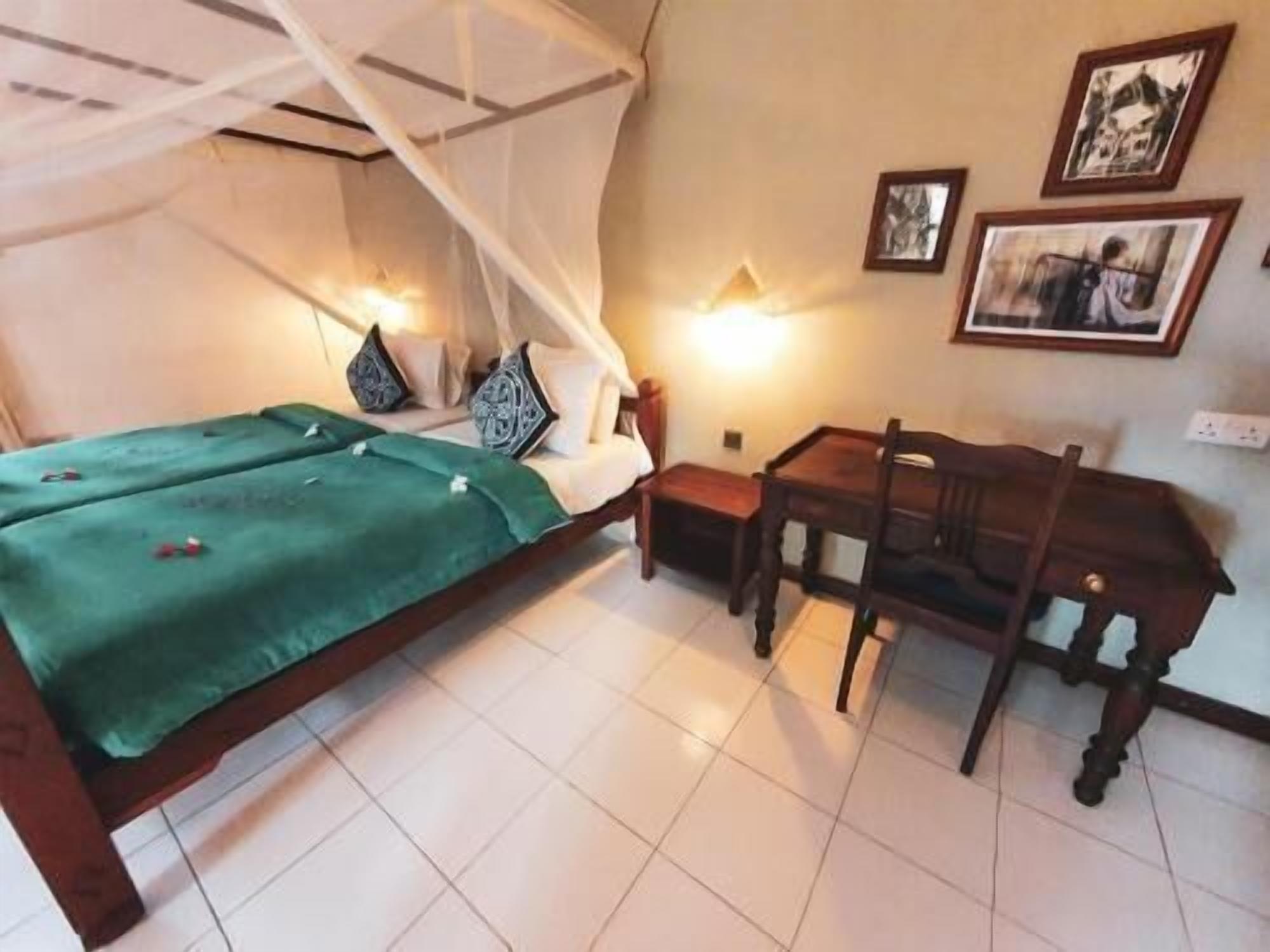 Cofre no quarto, secretária, Wi-fi grátis, roupa de cama fornecida 