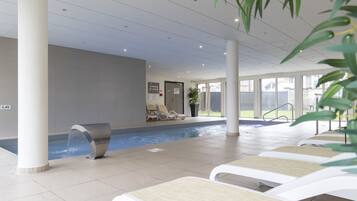 Uma área de piscina com espreguiçadeiras, um elemento aquático e vista para o exterior.