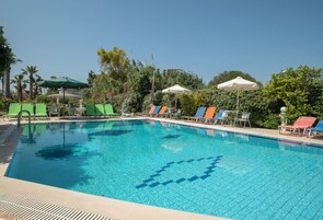 Piscina externa sazonal, guarda-sóis