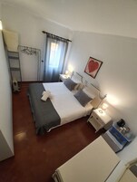Quarto Duplo, casa de banho partilhada | Wi-fi grátis, com decoração personalizada, com mobília individualizada