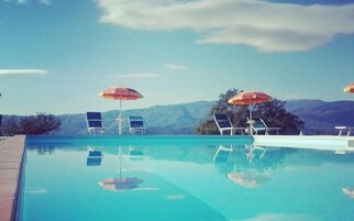 Piscina externa sazonal, funciona das 8h às 20h, guarda-sóis