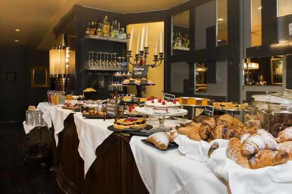 Pequeno-almoço continental diário (18 EUR por pessoa) 