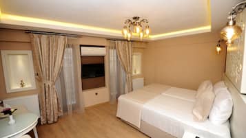 Quarto Duplo Deluxe, 1 quarto | Minibar, cofre com capacidade para portátil