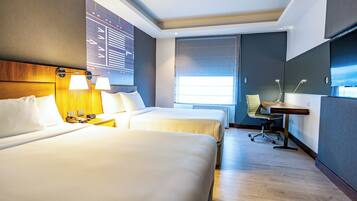 Quarto, 2 camas queen-size, não fumadores | Roupa de alta qualidade, cofre com capacidade para portátil, secretária