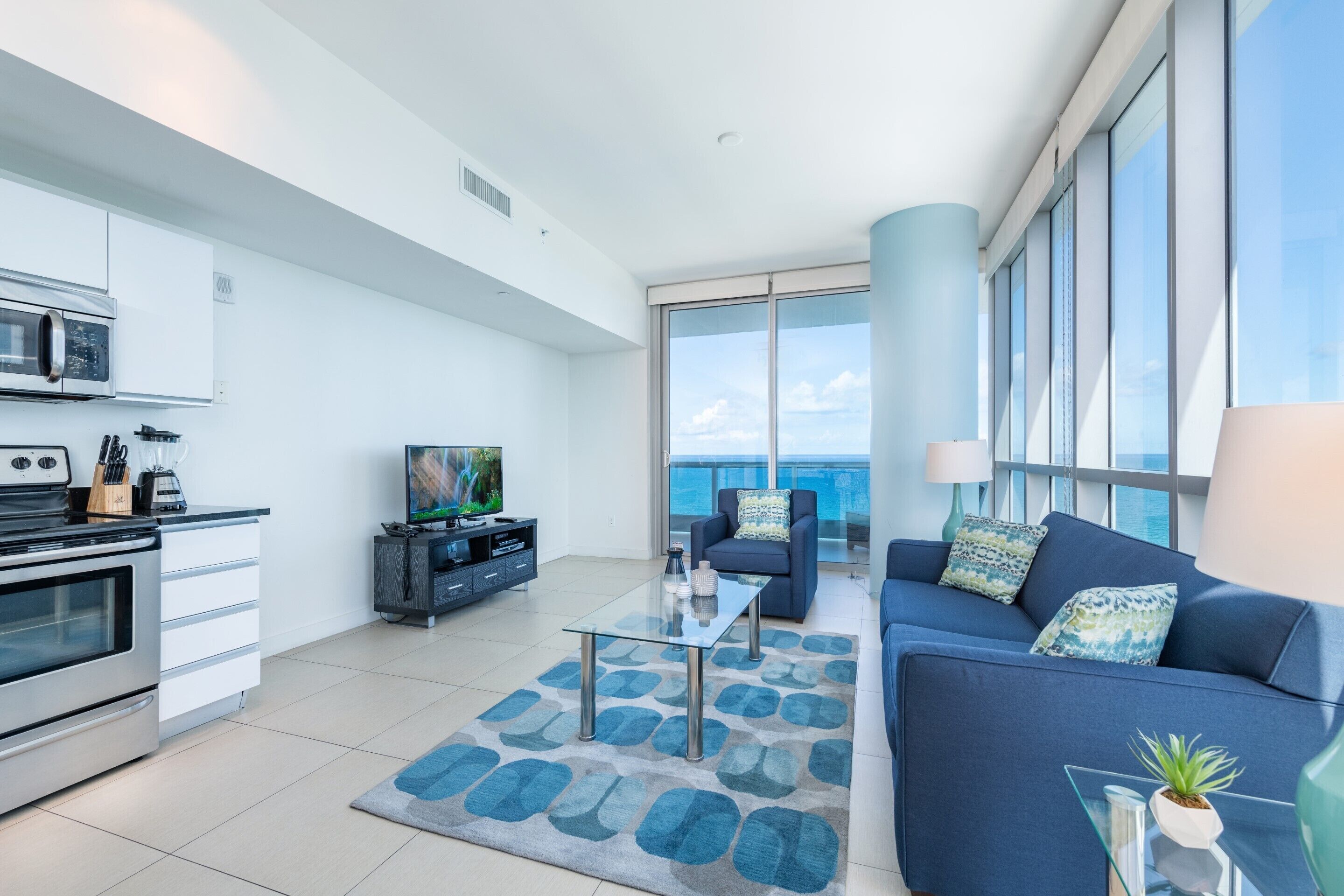 Apartamento luxo, 1 quarto, de frente para o oceano (Corner) | Sala de estar | TV de tela plana 42 polegadas com canais a cabo, TV