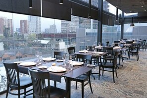 Café da manhã, almoço e jantar; culinária mediterrânea