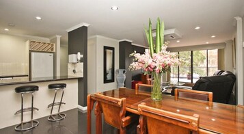 Apartamento, 2 quartos | Refeições no quarto