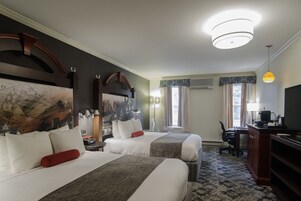 Quarto Clássico, 2 camas queen-size | Cofre com capacidade para portátil, secretária 