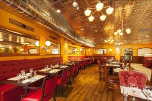 3 restaurantes: servem almoços e jantares