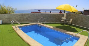 Piscina exterior, espreguiçadeiras 