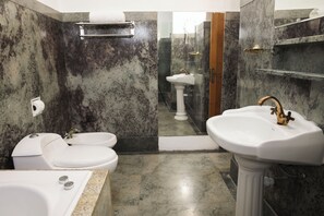 Quarto Duplo Superior, vista para o oceano | Casa de banho | Uma combinação polibã/banheira, uma banheira de hidromassagem 