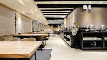 Café da manhã com buffet grátis todos os dias