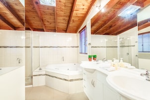 Casa de Campo de Luxo, 2 quartos, banheira de hidromassagem, vista para o jardim | Casa de banho | Um polibã e uma banheira separados, artigos de higiene pessoal grátis
