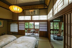 Quarto twin em estilo japonês | Com decoração personalizada, com mobília individualizada