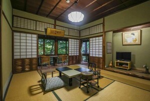 Quarto triplo em estilo japonês | Com decoração personalizada, com mobília individualizada