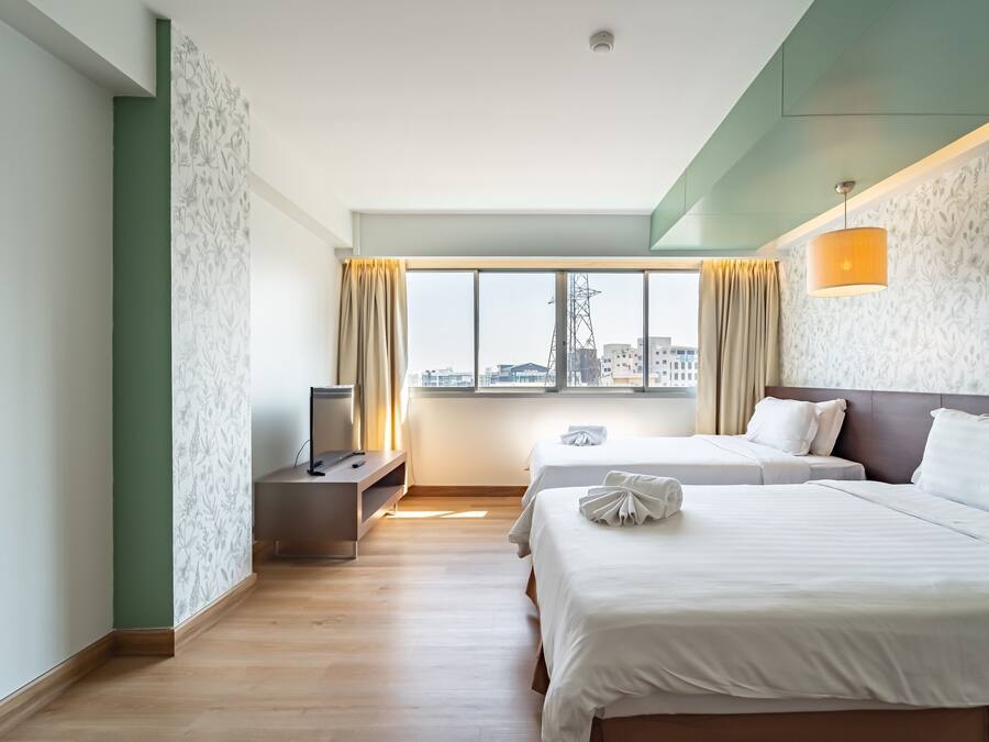 Quarto duplo empresarial | Cofres nos quartos, escrivaninha, cortinas blackout