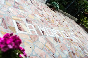 Mosaico com a palavra "LEMELLE" em piso de pedra.