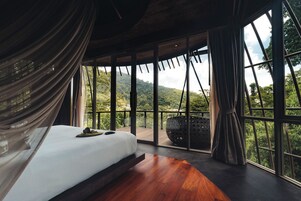 Casa na Árvore, piscina privativa | Roupa de alta qualidade, minibar, cofre no quarto, secretária 