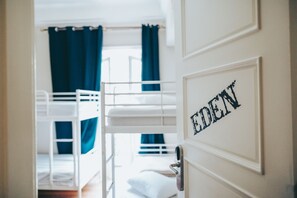 Ferro/tábua de engomar, Wi-fi grátis, roupa de cama fornecida 