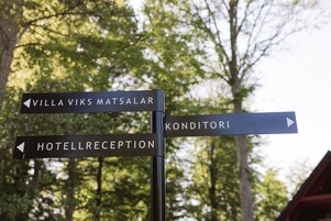 Sinalização indicando Villa Viks Matsalar, Konditori e Hotelreception.