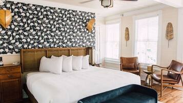 Quarto Deluxe, 1 cama king-size, não fumadores | Roupa de alta qualidade, minibar, com decoração personalizada