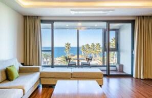 Roupa de alta qualidade, edredões de penas, cofre no quarto, secretária