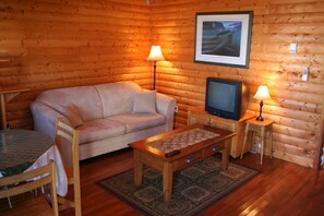 Cabine, 2 quartos | Sala de estar | Televisor 