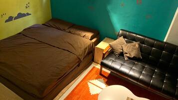 Quarto Duplo Económico, 1 cama de casal, casa de banho privativa | 1 quarto, roupa de alta qualidade, secretária