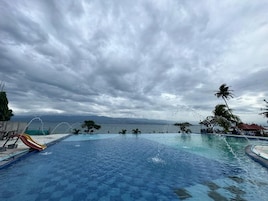 Piscina externa, espreguiçadeiras