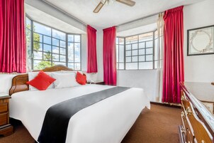 Quarto superior | Escrivaninha, Wi-Fi de cortesia, roupa de cama