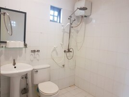 Quarto Duplo ou Twin Standard | Casa de banho | Um polibã, artigos de higiene pessoal grátis, um secador de cabelo