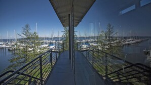 Um caminho com vista para um porto e barcos.