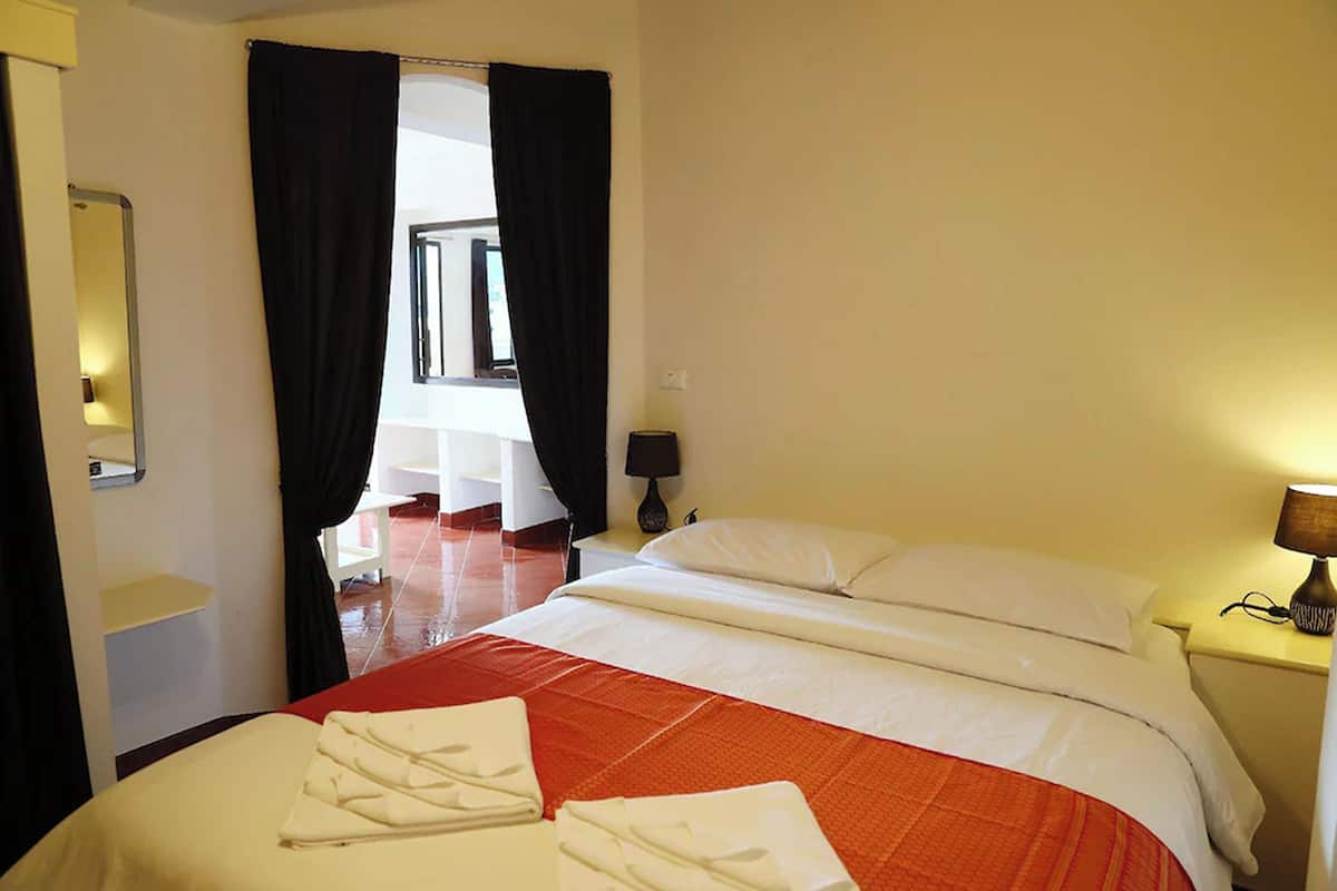 1 quarto, cofre no quarto, secretária