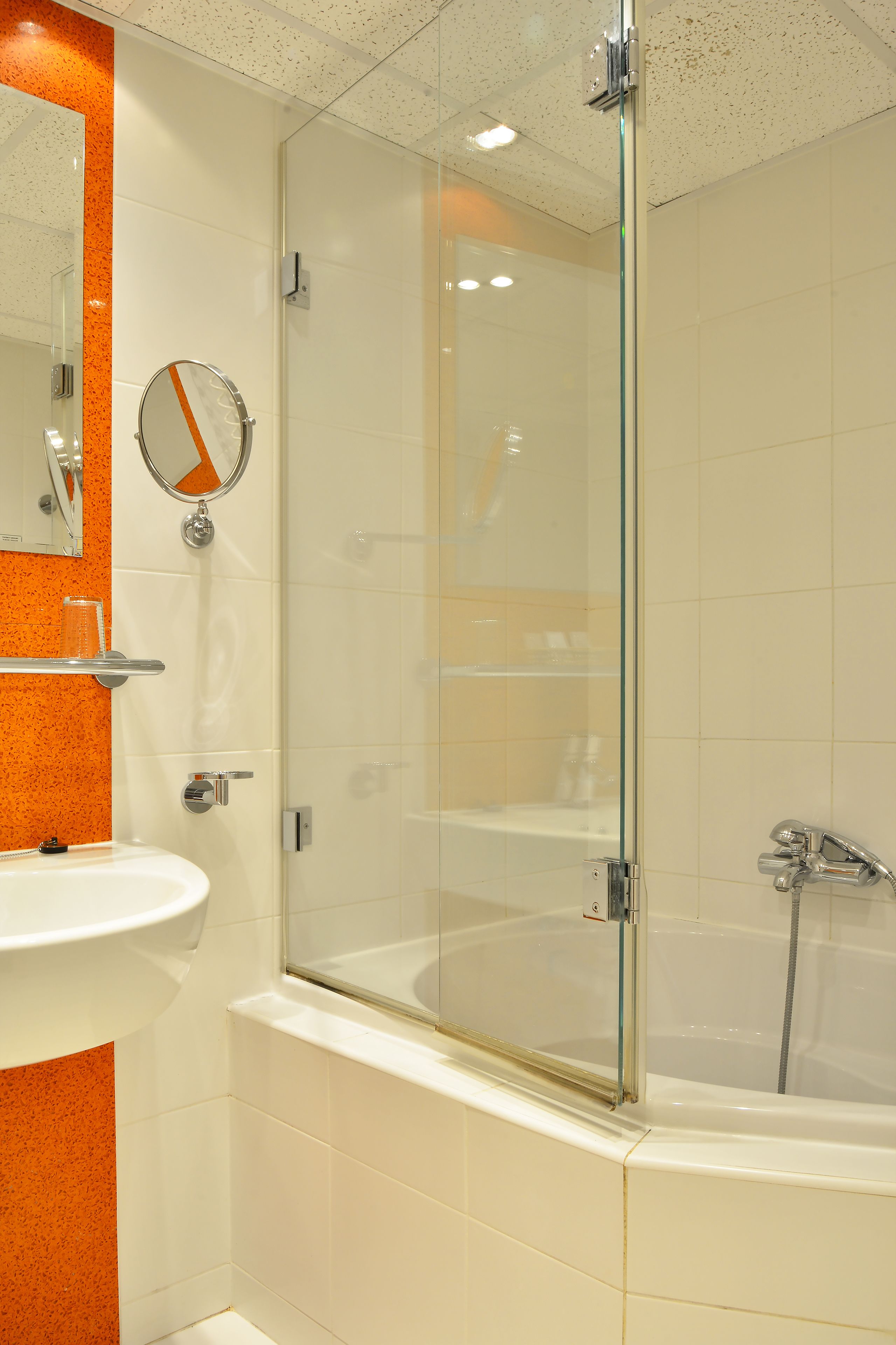 Frigobar, cofres nos quartos, escrivaninha, cortinas blackout