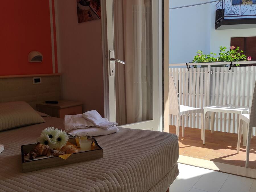 Quarto casal ou duplo, sacada | Cofres nos quartos, escrivaninha, berços grátis, Wi-Fi de cortesia