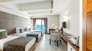 Quarto Triplo Standard | Roupa de alta qualidade, minibar, cofre com capacidade para portátil