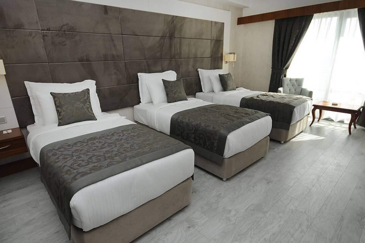 Roupas de cama premium, frigobar, cofres nos quartos, escrivaninha