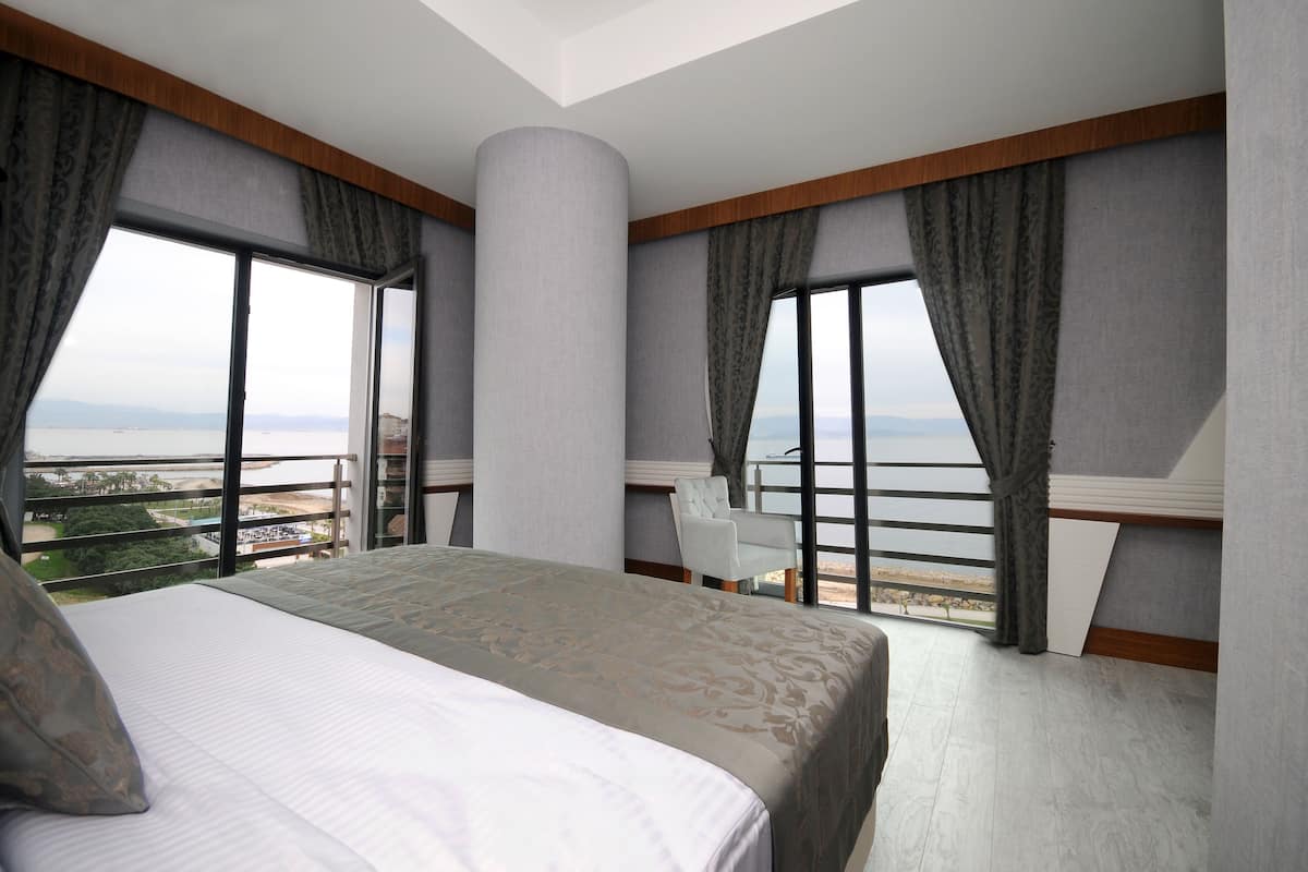 Roupas de cama premium, frigobar, cofres nos quartos, escrivaninha