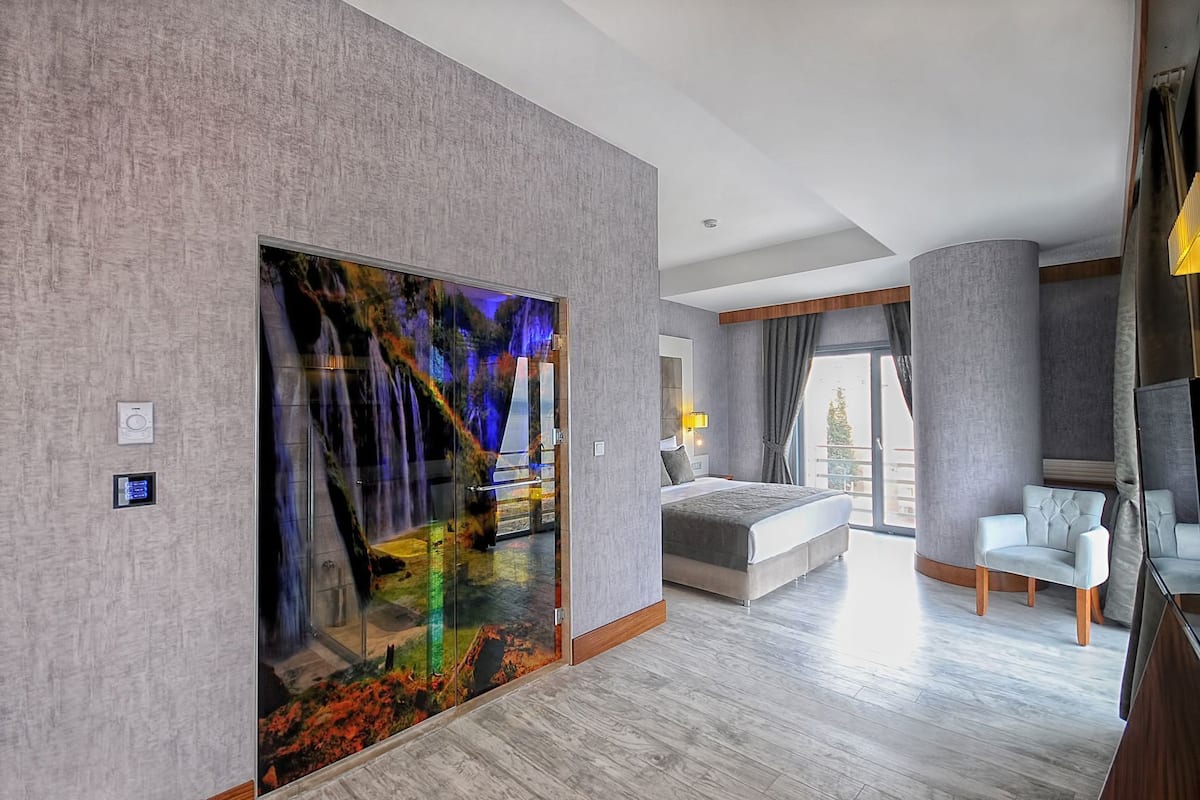 Roupas de cama premium, frigobar, cofres nos quartos, escrivaninha