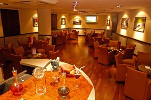 2 restaurantes: servem pequenos-almoços e jantares