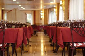 2 restaurantes: servem pequenos-almoços e jantares