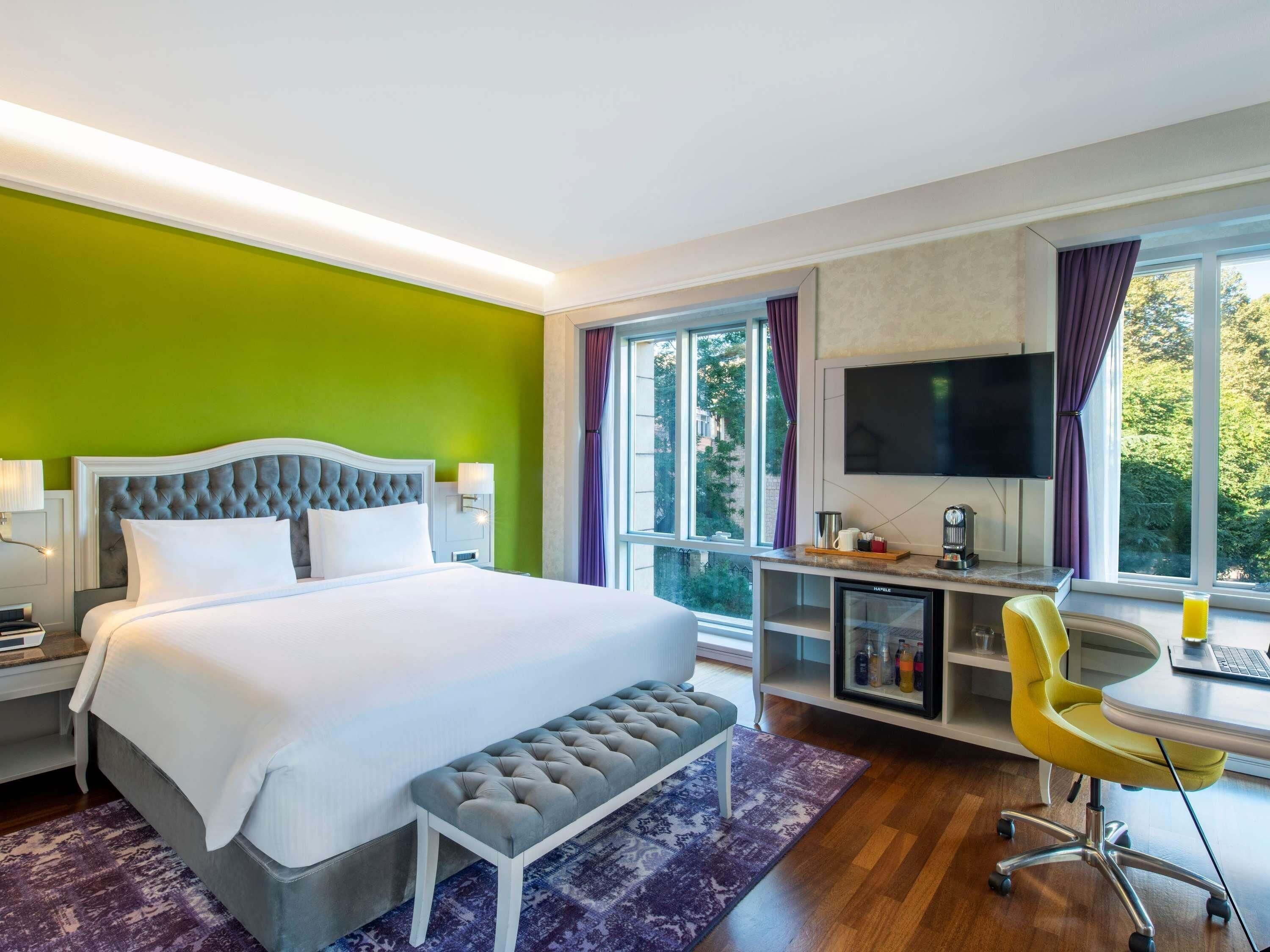 Minibar, cofre no quarto, secretária, quartos insonorizados 