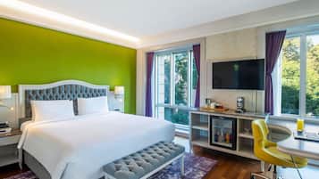 Minibar, cofre no quarto, secretária, quartos insonorizados